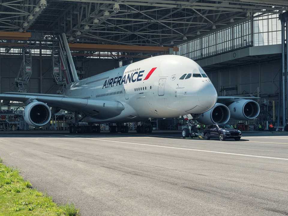 Porsche Cayenne bate recorde ao rebocar um Airbus A380 - AUTOO