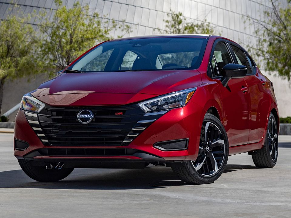 Ainda sem previsão para o Brasil, Nissan Versa 2023 estreia com ...