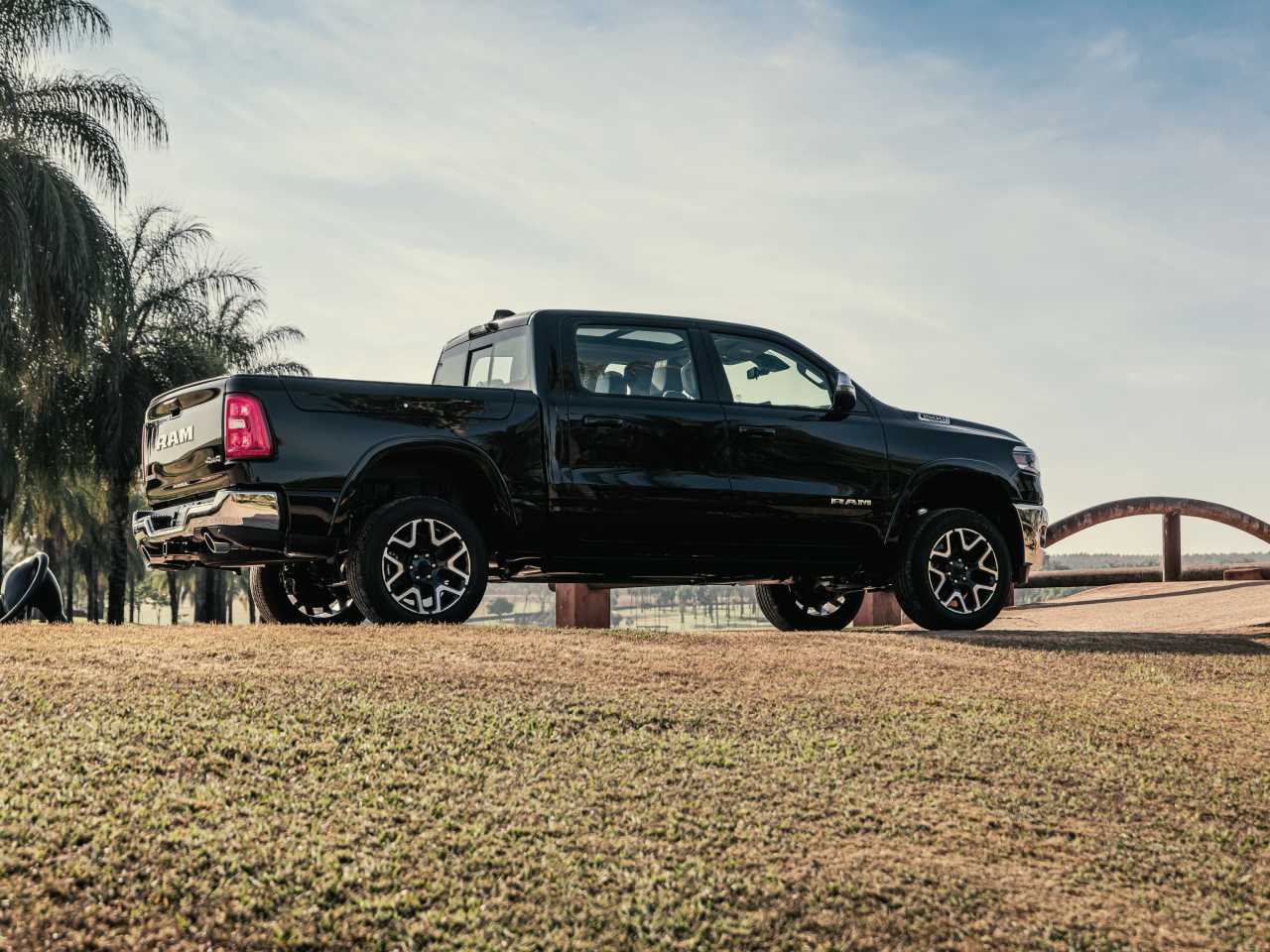 Nova RAM chega ao Brasil em duas versões e com novo motor no lugar do ...
