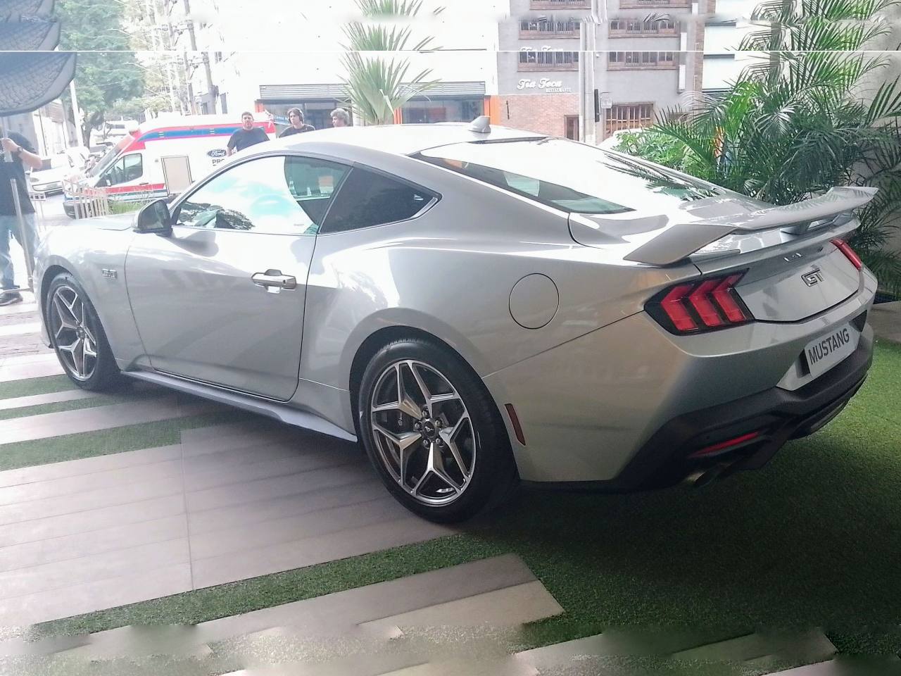 Galeria de fotos: Ford vai leiloar Mustang pintado pelo filho do ...