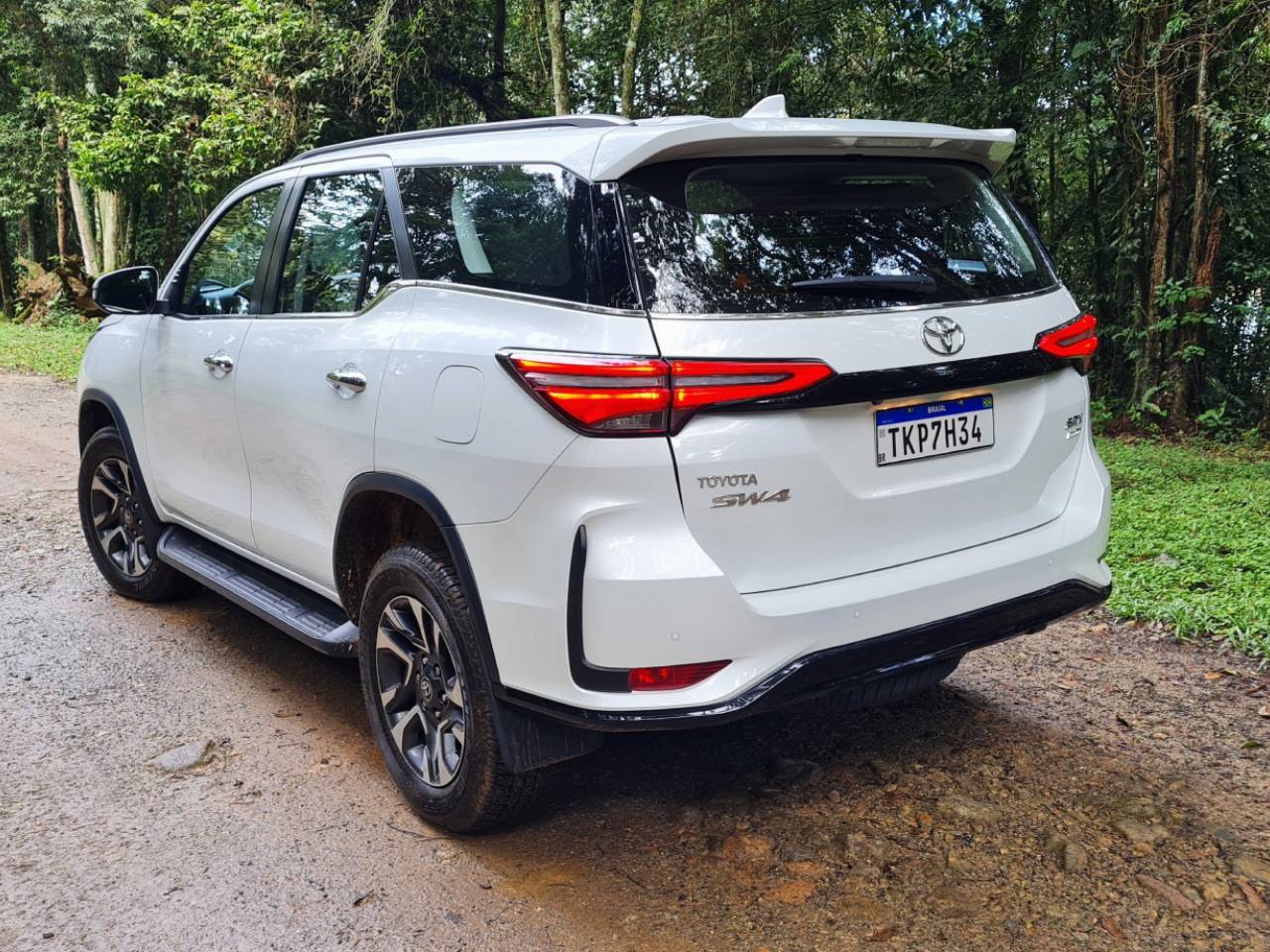 Toyota SW4 justifica a fama, mas economiza onde não deveria - AUTOO